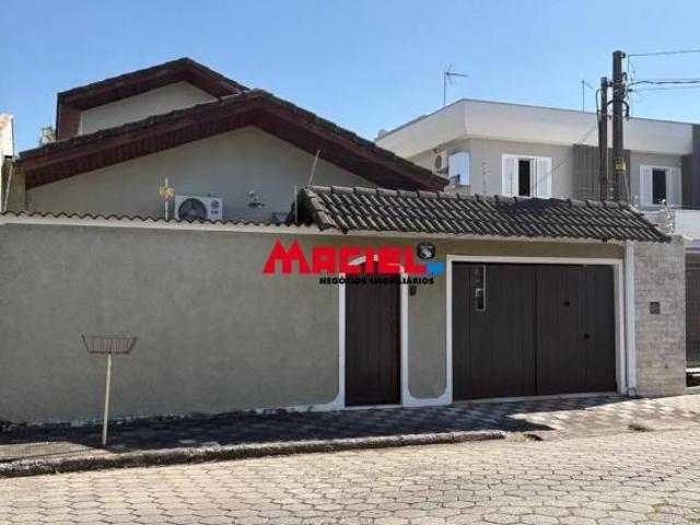 Casa Assobradada, com amplo quintal com piscina /sauna etc.