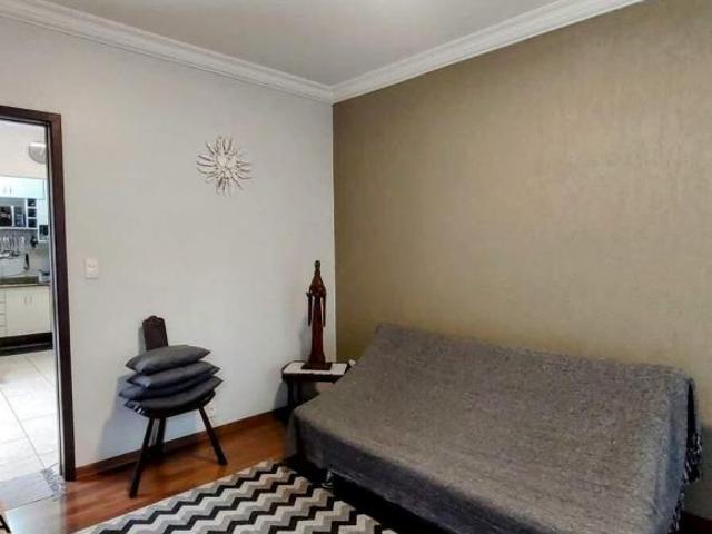Casa assobradada com garagem para 8 carros