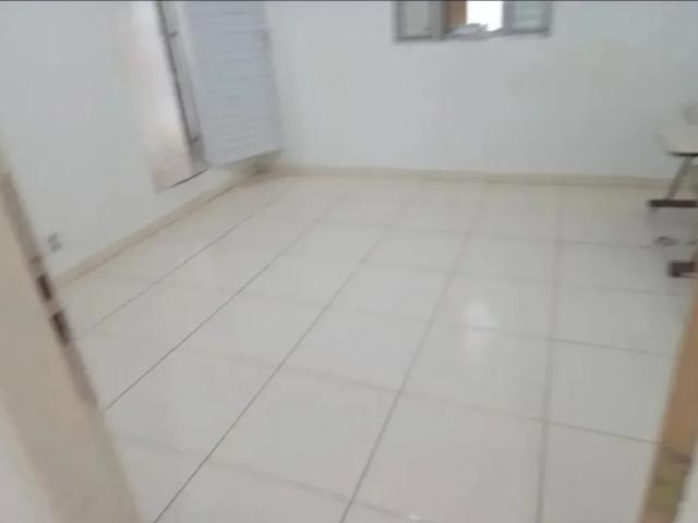 Casa assobradada com salão comercial