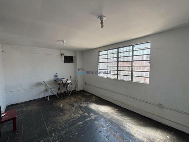 Casa Assobradada com salão e duas casas menores nos fundos
