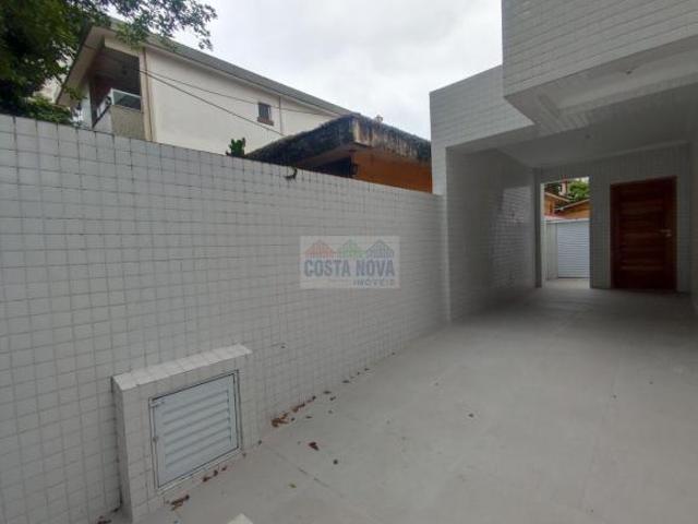Casa Assobradada de 140m² com 3 Suítes, Vaga de Garagem privativa na Ponta da Praia