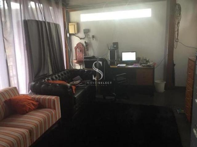 CASA ASSOBRADADA DE 210m² COM 3 QUARTOS, 1 SUITE, 4 BANHEIROS E 3 VAGAS Á VENDA