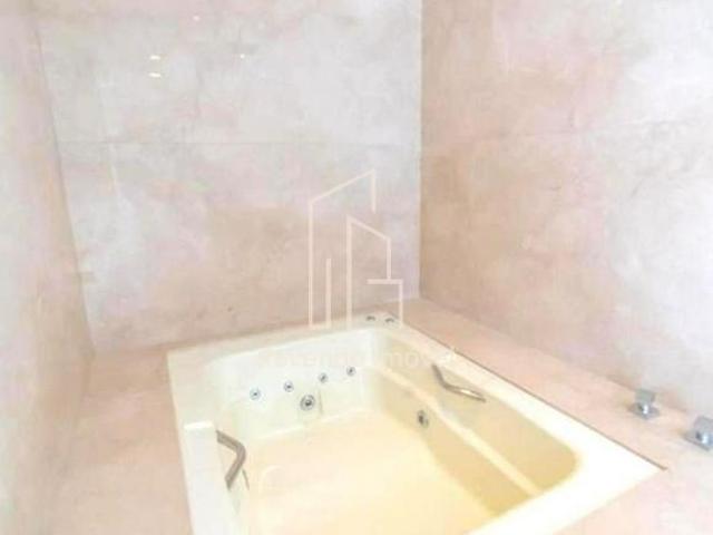 Casa Assobradada de 5 suítes e 4 vagas em Alphaville em condomínio