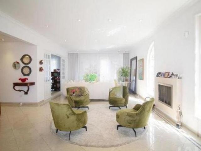 Casa assobradada em Alto de Pinheiros com 3 suítes e 3 vagas