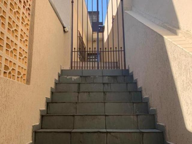 CASA ASSOBRADADA EM CORREDOR COMERCIAL VILA MANGALOT