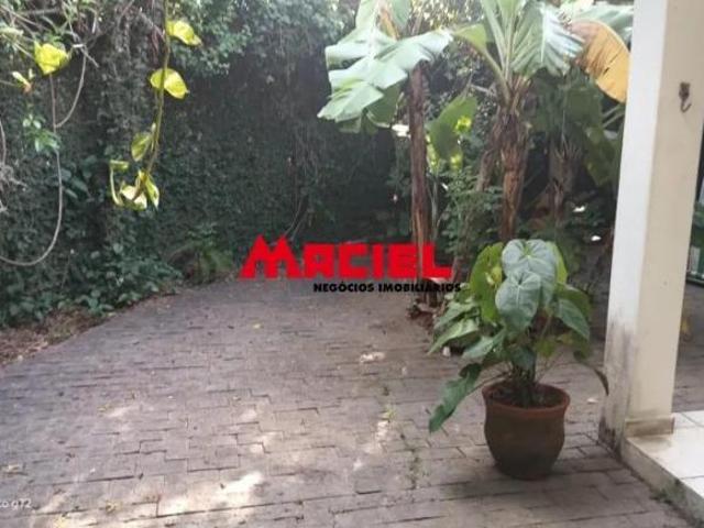CASA ASSOBRADADA EM JACAREI, FACIL ACESSO A VIA DUTRA