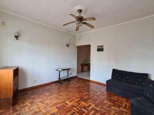 CASA ASSOBRADADA EM TERRENO DE 250m² 3 DORM 1 SUÍTE, 3 BANHEIROS, QUINTAL, VARANDA, 5 VAGAS NO JD