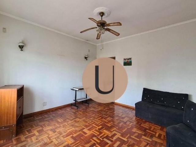 CASA ASSOBRADADA EM TERRENO DE 250m² 3 DORM 1 SUÍTE, 3 BANHEIROS, QUINTAL, VARANDA, 5 VAGAS NO JD