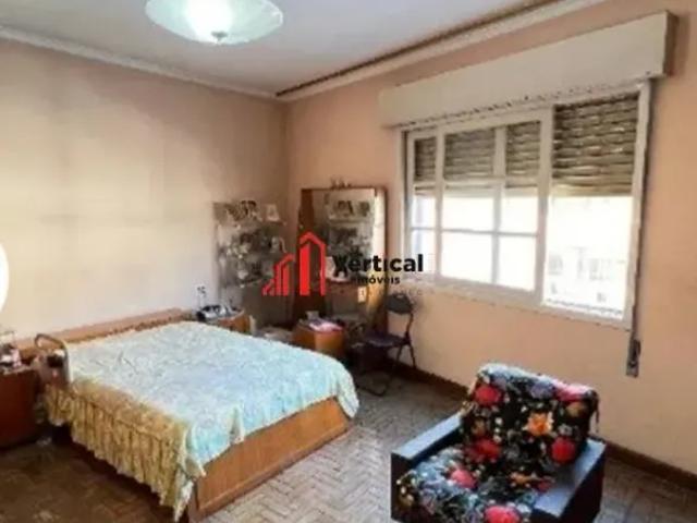 Casa assobradada espaçosa e bem localizada!