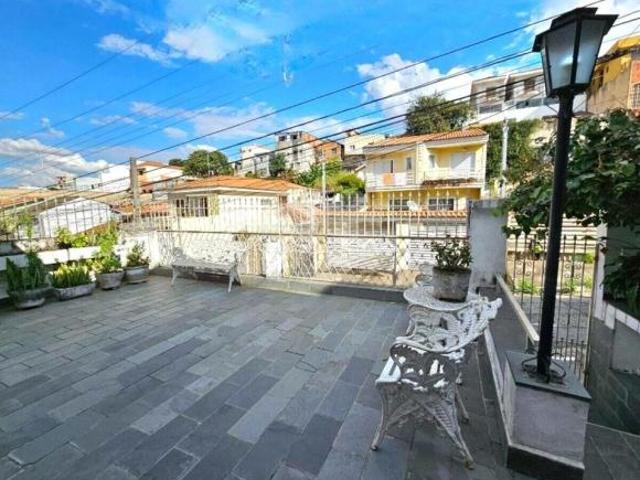 Casa assobradada HORTO 238 m², 3 quartos, 1 suíte, quintal e 3 vagas de garagem