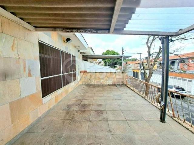 Casa assobradada para venda no Jardim Aeroporto com 2 suítes, edícula no fundo