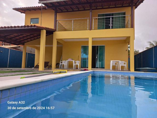 Casa Assobradada Perfeita para Sua Família – Piscina, Churrasqueira e Praia Próxima