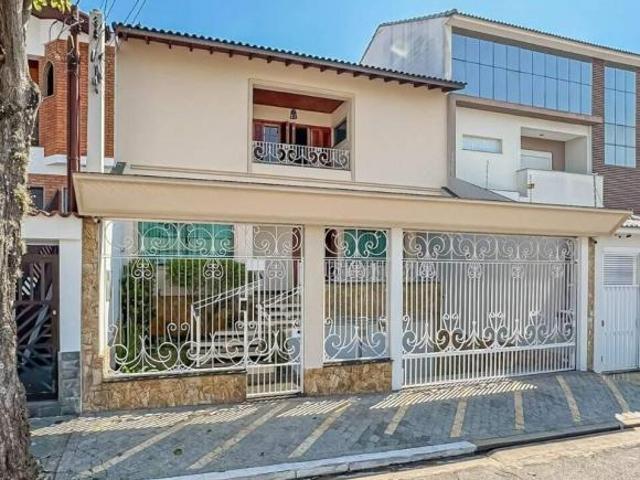 Casa Assobradada que Une Espaço, Conforto e Sofisticação