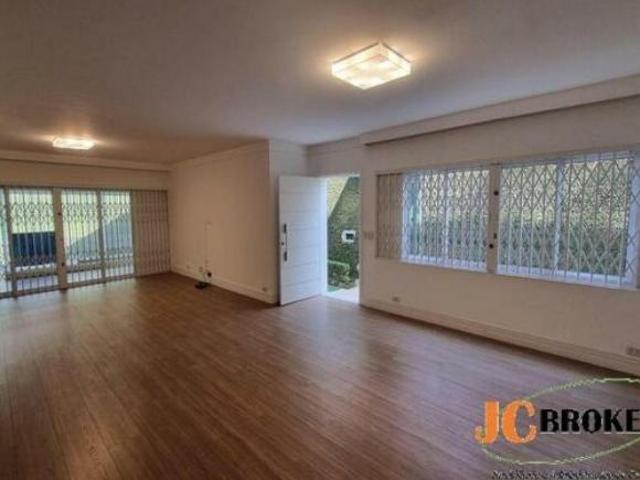 Casa assobradada reformada com 287 m² de terreno, 3 Suítes, Living para 2 ambientes, 4 Vagas