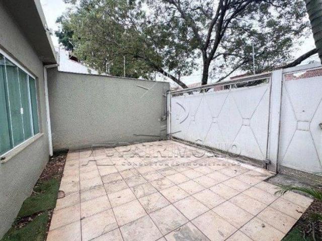 CASA ASSOBRADADA WANEL VILLE COM 2 QUARTOS SENDO 1 UITE