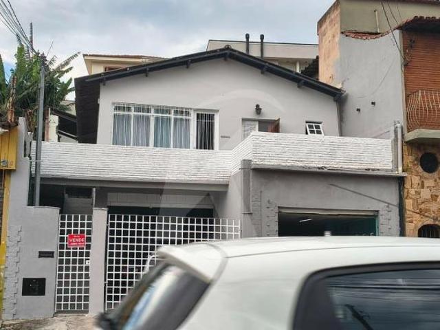 Casa assobradada, 4 dormitórios sendo 3 suítes e 4 vagas