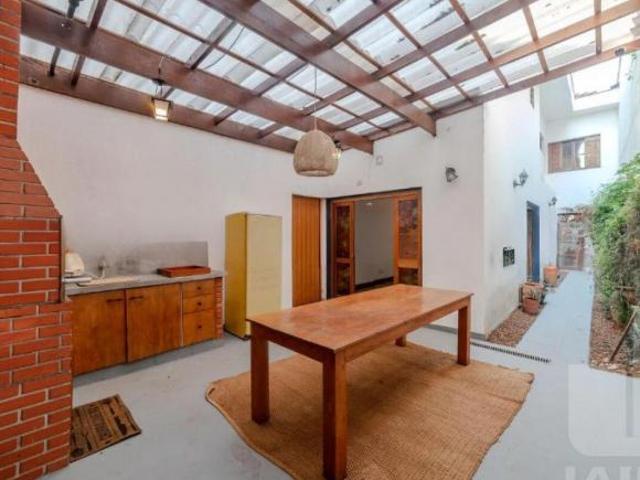Casa Assobradada 4 dormitorios sendo 4 suites 5 banheiros