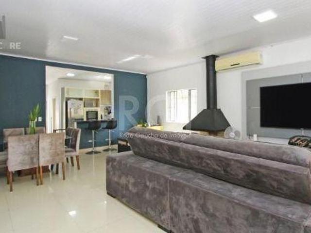 Casa bairro Medianeira, com 3 dormitórios, 2 banheiros, com piscina para venda
