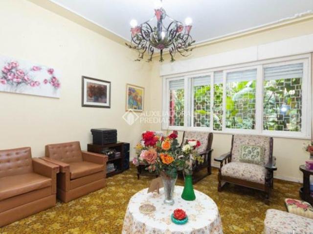 Casa bairro Petrópolis, 5 dorm, 3 banheiros, vaga para dois veículos, piscina com salão de festas
