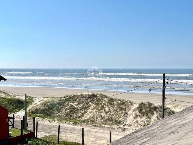 Casa Beira Mar com 2 dormitórios mobiliada e 2 vagas de garagem em Capão da Canoa