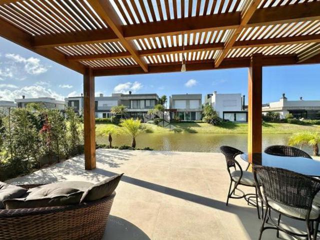 Casa Beira Lago, com 200 m², constituído por 04 Suítes, finamente mobiliada e decorada, Capão da C