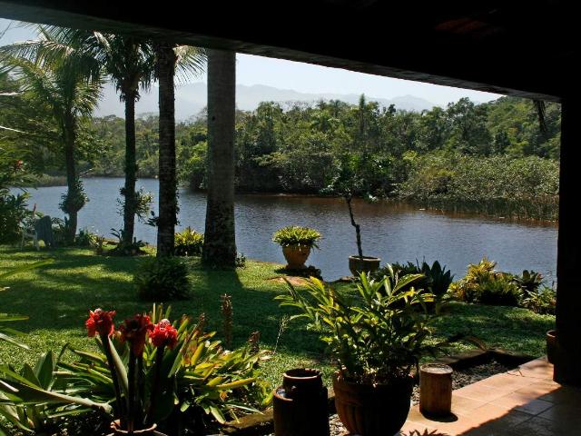 Casa beira rio perto da praia em Barra do Una