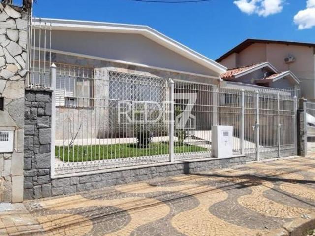 Casa bem acabada, com bom gosto, conforto e praticidade. Bairro tradicional, Taquaral. Possui 2 sala