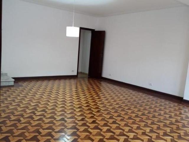 Casa bem arejada e clara em uma rua arborizada e tranquila, com vigias 24 horas na Regiao do Jardim