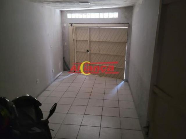 Casa bem localizada na Av. Nova America, ampla e arejada, com um Salão que podes ser alugado