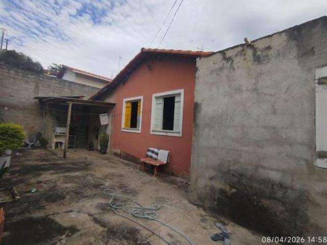casa bem localizada na entrada do bairro roseira