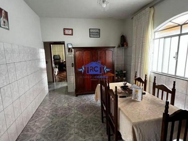 Casa bem localizada no bairro rochedo, terreo possui 02 vagas, primeiro andar conta com  sala ampl
