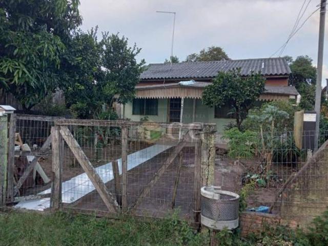 Casa bem localizada em Itapuã