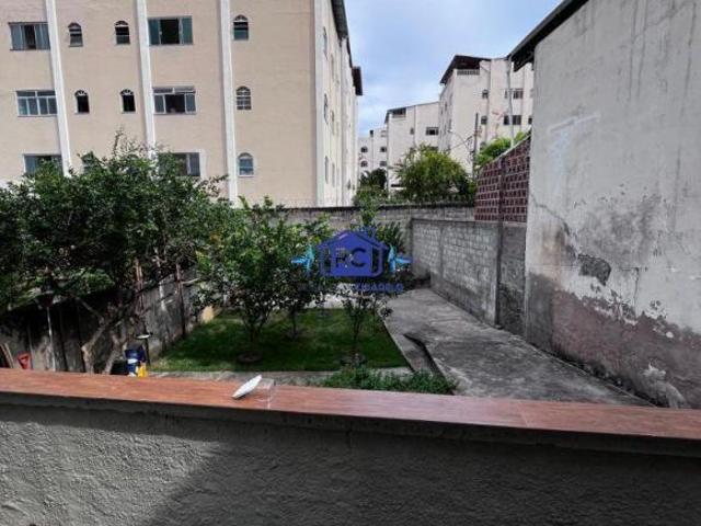Casa bem localizada, terreo possui 01 vaga, lavabo, salas de estar e jantar, comodo despejo area de