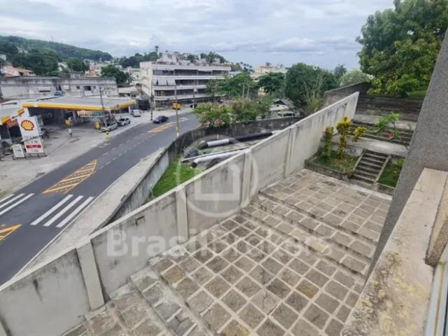 Casa bifamiliar com 314m² de área edificada e 524,40m² de área total