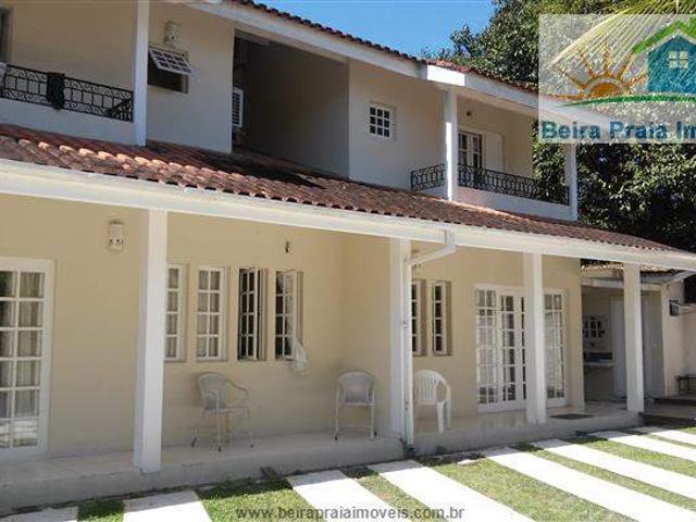 Casa bonita dentro de condomínio com 2 suítes