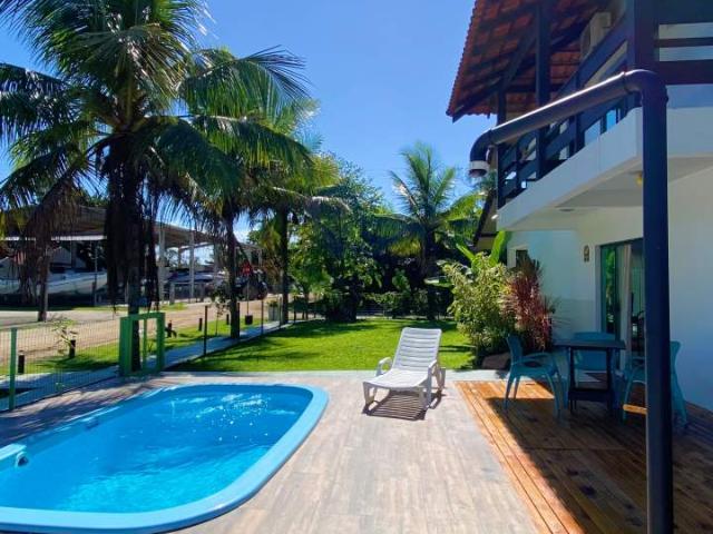 Casa branca a 100 metros da água