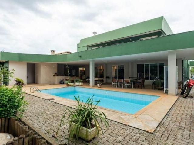 Casa Brutalista Assinada por Mafalda Biavati no Lago Norte: Design Atemporal e Potencial Único!