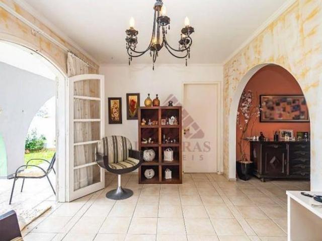 Casa c/ 3 dormitórios 2 suítes à venda, 240 m² R$ 740.000 fica a 6 km da Volvo e a 5 da repres