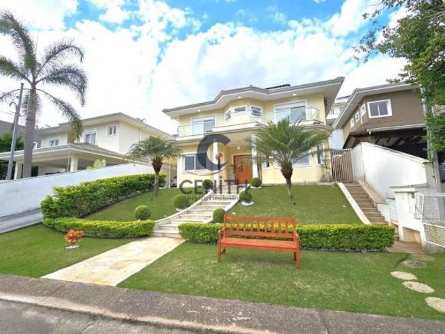Casa c/ 4 Sts, Ar Condicionado, Varanda c/ Churrasqueira no Golf Village