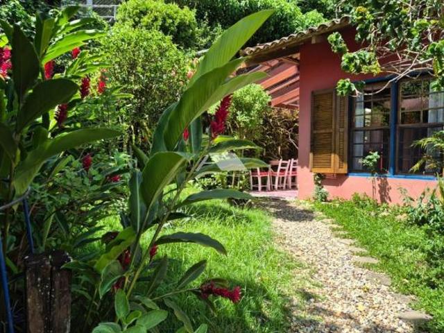 Casa caiçara charmosa com jardim em rua tranquila em Ilhabela