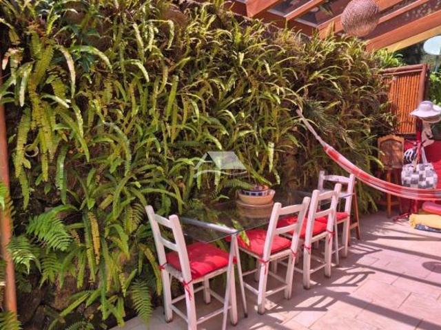 Casa caiçara charmosa com jardim em rua tranquila em Ilhabela