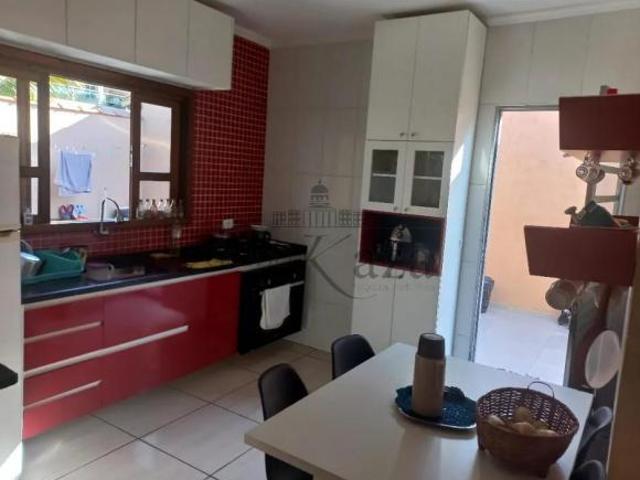 Casa Campos de São José 3 Dormitórios 175m²