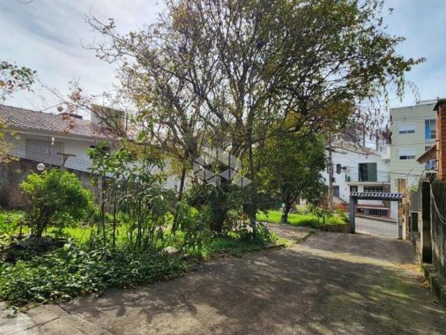 CASA CENTRAL COM DORMITÓRIOS E PÁTIO AMPLO