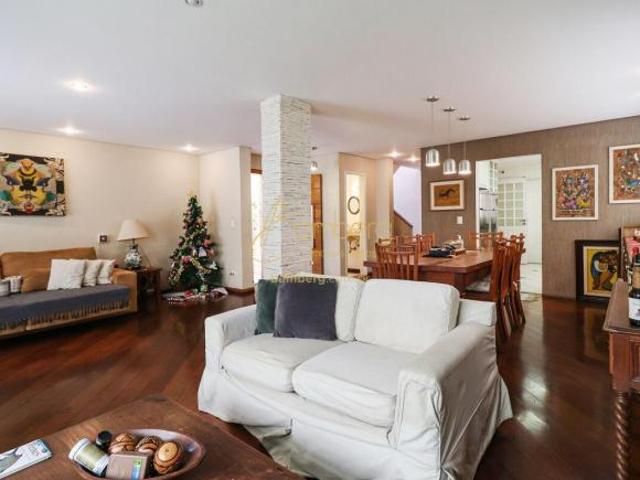 Casa charmosa no Jardim Leonor com estilo, conforto e segurança!
