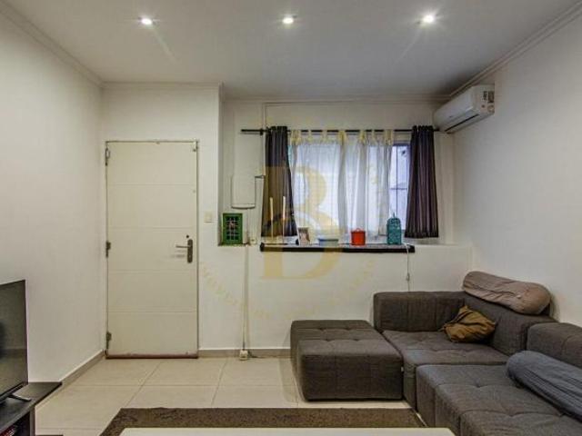 Casa Charmosa à Venda | 120m² | 2 Quartos | Quintal Amplo | Segurança e Conforto