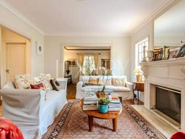 Casa charmosa à Venda no Jardim Paulistano, próxima à Praça Gastão Vidigal. 300 m², 4 suítes, 3 vaga