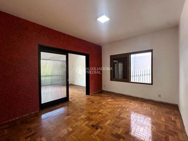 Casa charmosa com 3 quartos, 1 suíte e 2 vagas de garagem cobertas