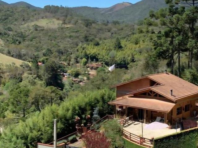 Casa charmosa com vista e localização privilegiada em Santo Antônio do Pinhal
