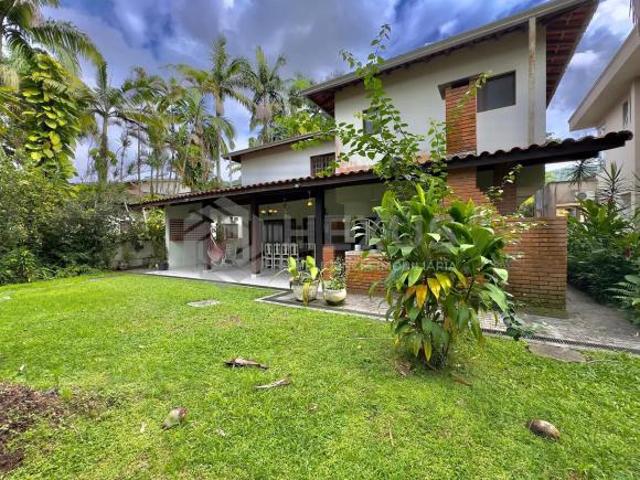 Casa Charmosa com Espaço Gourmet e Muito Verde no Condomínio Granville, Guaruja