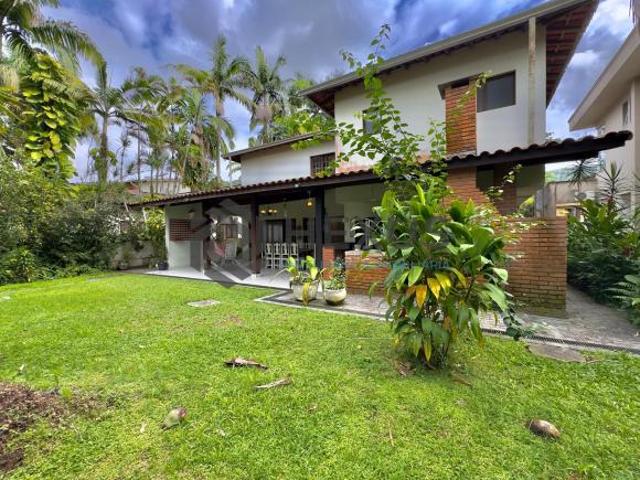 Casa Charmosa com Espaço Gourmet e Muito Verde no Condomínio Granville, Guaruja